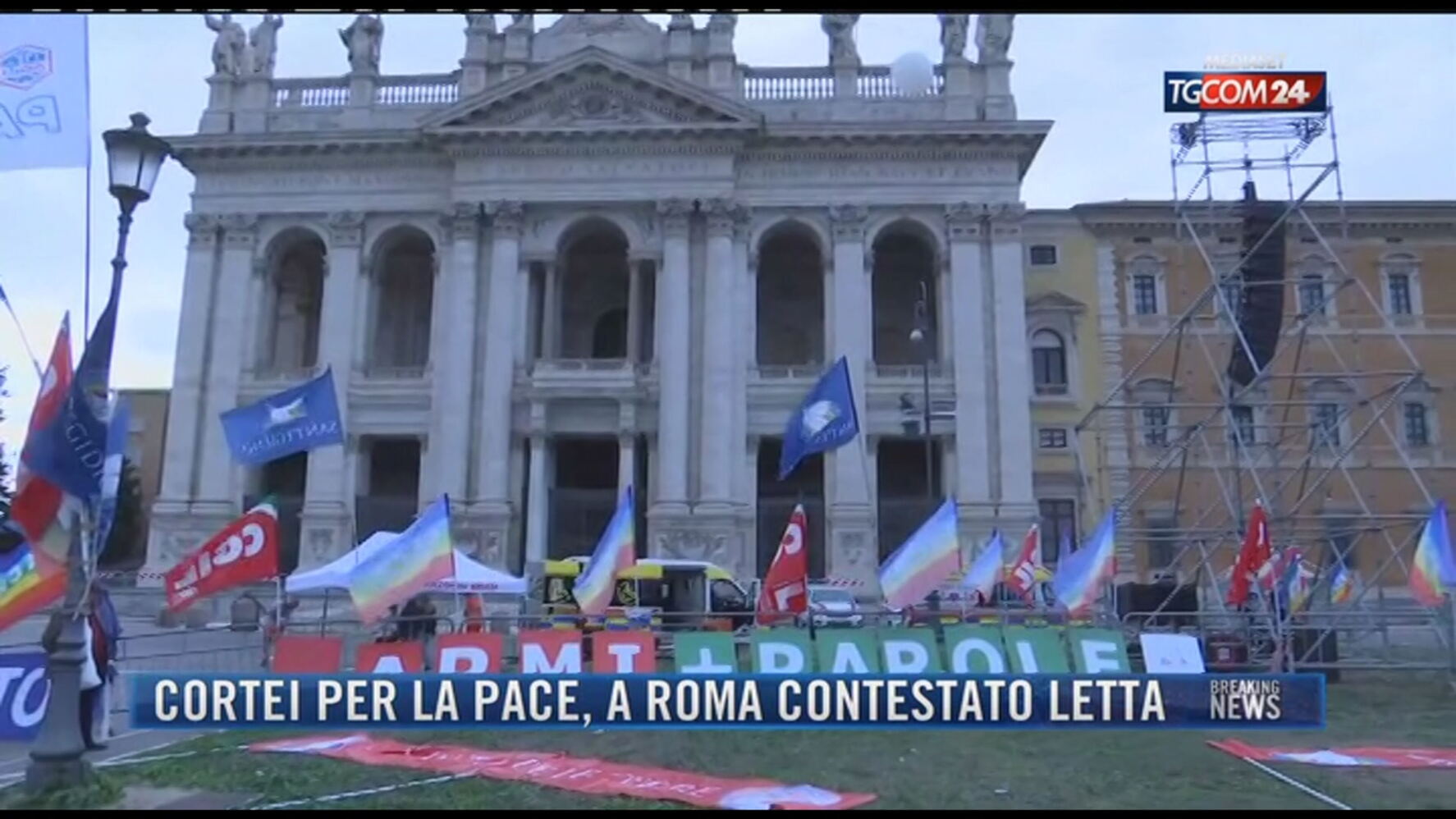 Breaking News delle 21.30 | Cortei per la pace, a Roma contestato Letta ...
