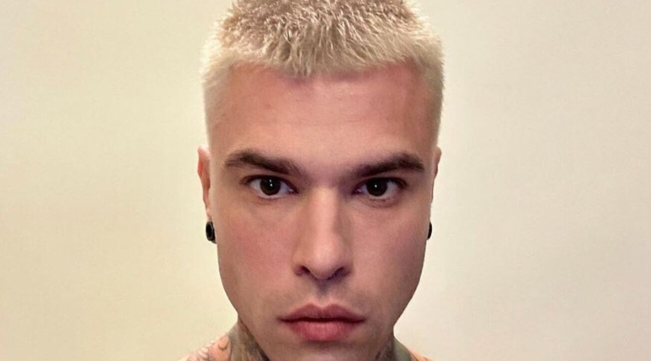 Fedez si fa biondo: "Ora somiglio di più ai miei figli"