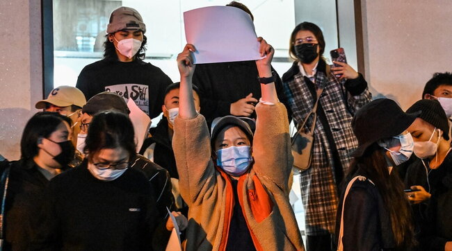 Cina, allentate le restrizioni Covid a Urumqi dopo le proteste