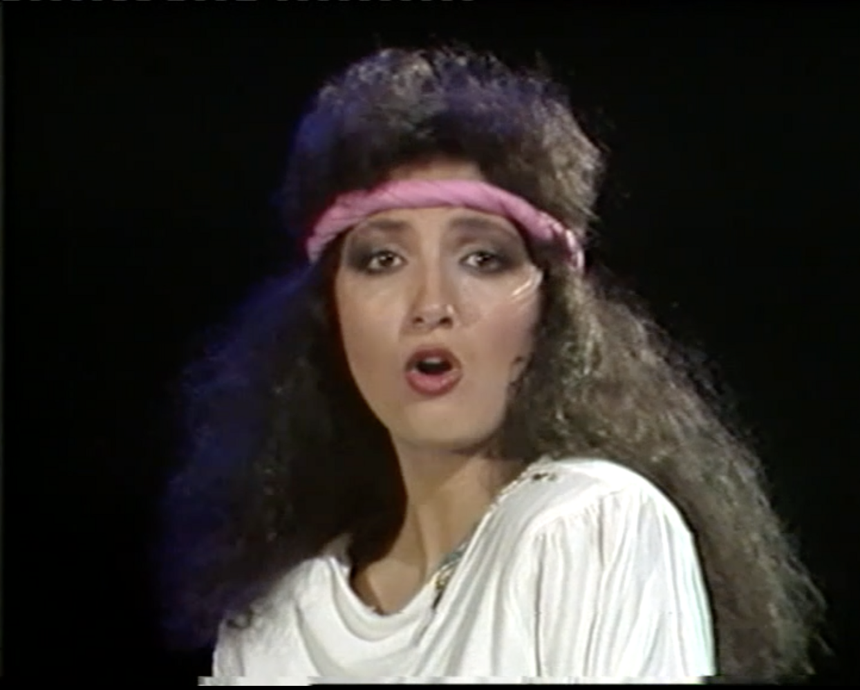 Marcella Bella si esibisce a "Superclassifica Show"