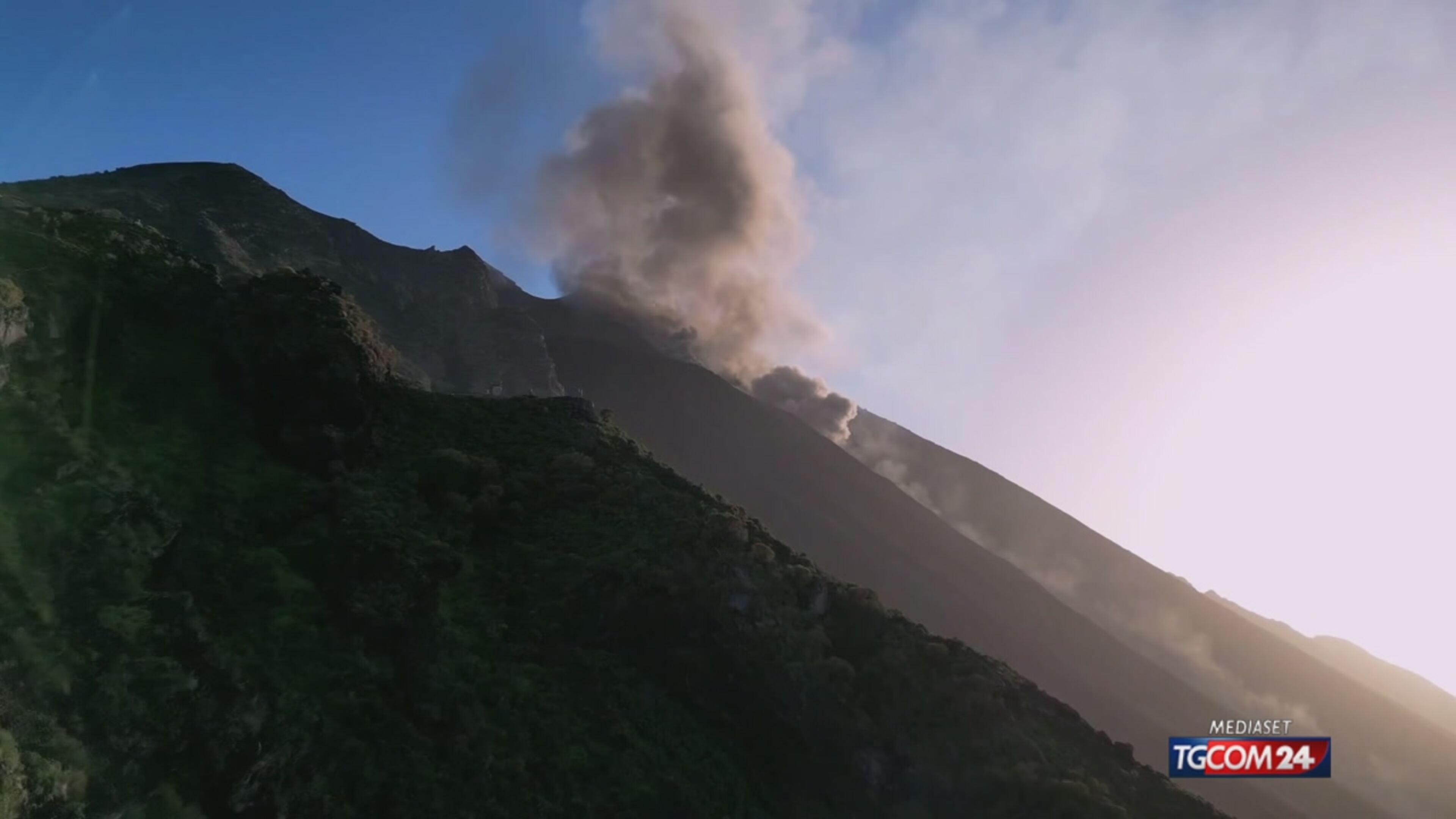 Lo Stromboli riprende l'attività e provoca un maremoto - Tgcom24