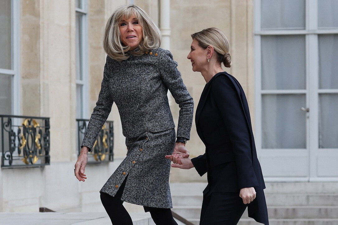 Parigi, Brigitte Macron e Olena Zelenska mano nella mano sulle scale ...