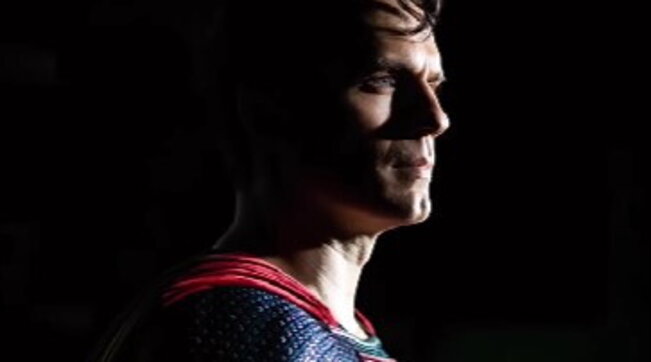 Superman, licenziato Henry Cavill