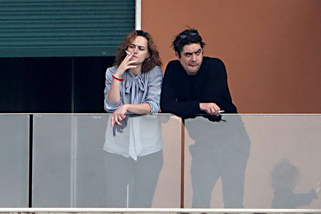 Riccardo Scamarcio a Napoli con Angharad Wood e la piccola Emily