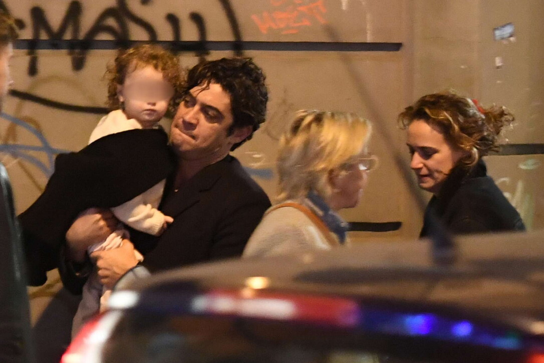 Riccardo Scamarcio a Napoli con Angharad Wood e la figlia Emily