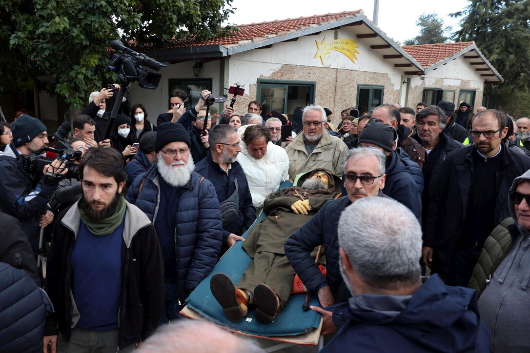 Fra Biagio Conte, in centinaia a rendere omaggio alla salma