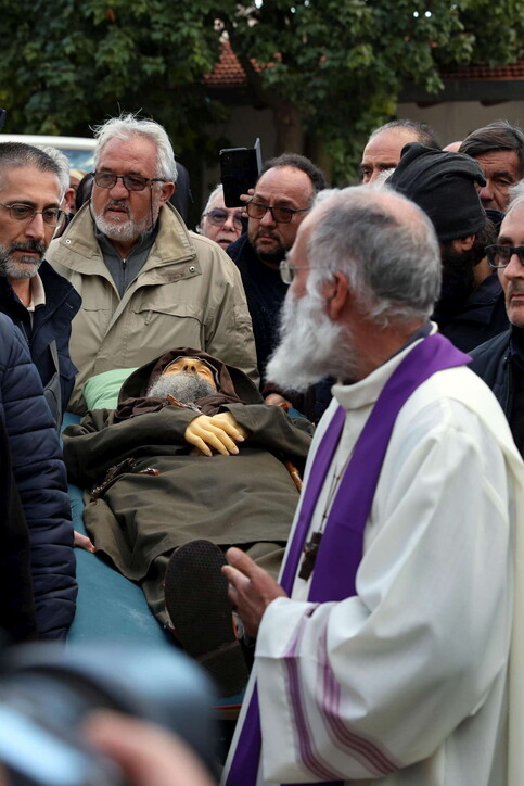 Fra Biagio Conte, in centinaia a rendere omaggio alla salma