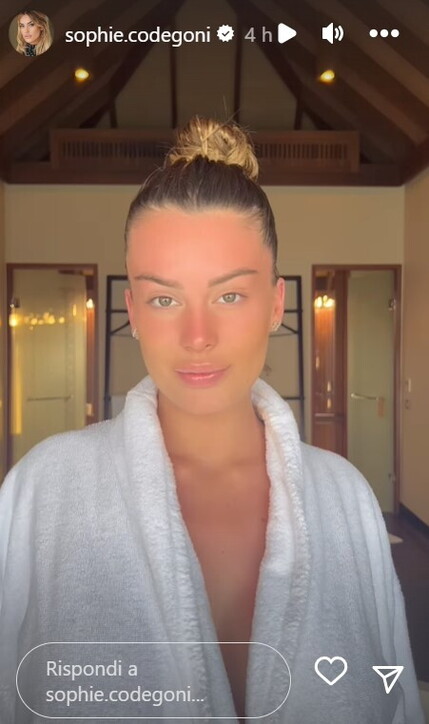 Sophie Codegoni incinta alle Maldive con Alessandro Basciano, le