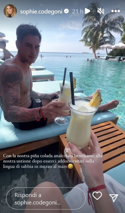 Sophie Codegoni alle Maldive con Alessandro Basciano, le foto col pancione