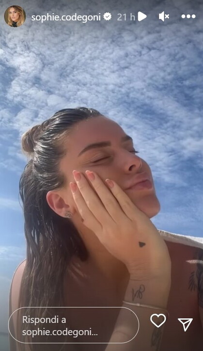 Sophie Codegoni alle Maldive con Alessandro Basciano, le foto col pancione