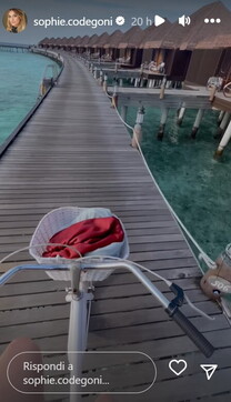 Sophie Codegoni alle Maldive con Alessandro Basciano, le foto col pancione