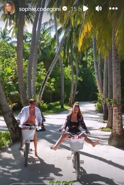 Sophie Codegoni alle Maldive con Alessandro Basciano, le foto col pancione