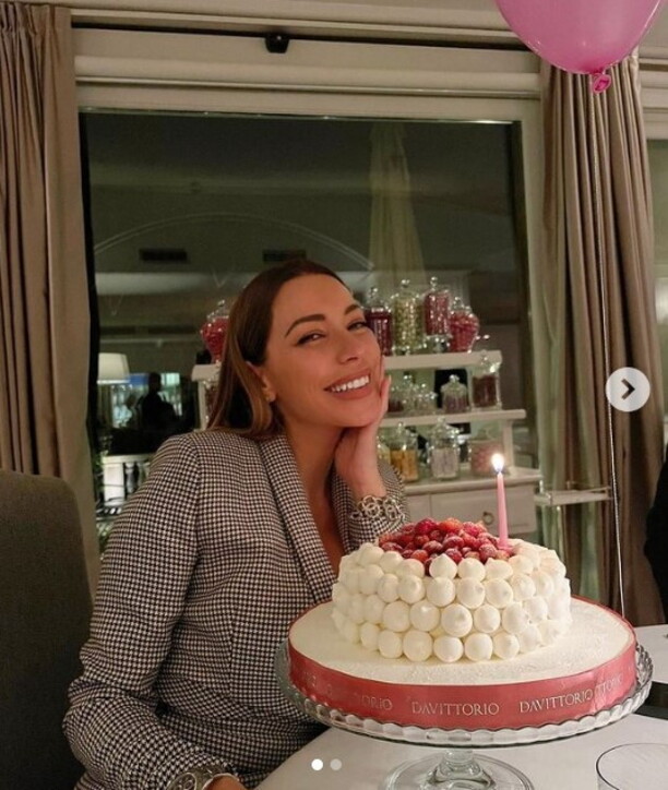 Karina Cascella fa blefaroplastica: via palpebre da pesce lesso