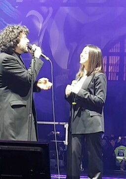 Jolanda Renga e il fidanzato travestiti da Ambra e Renga