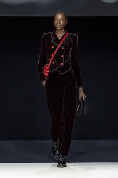 Sfilate Fashion Week, Emporio Armani AI 2023-2024: i look più belli