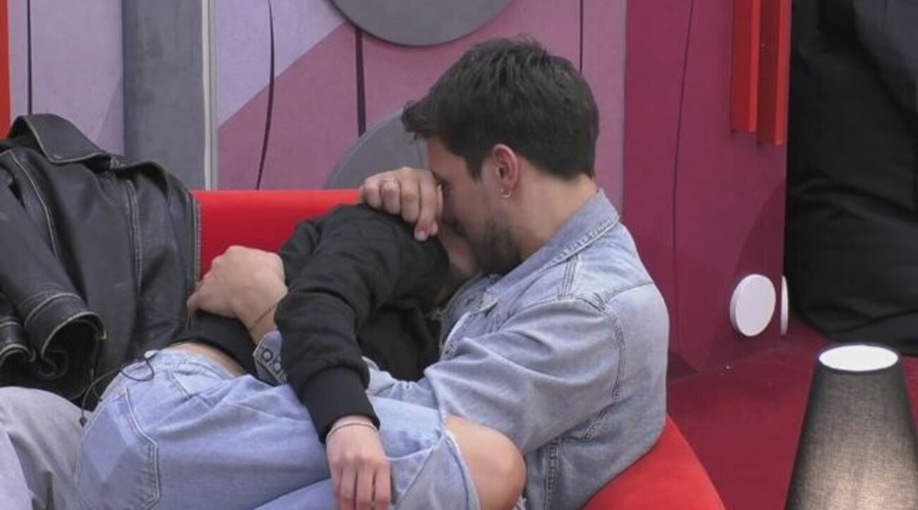 Grande Fratello Vip, baci e coccole tra Oriana e Daniele