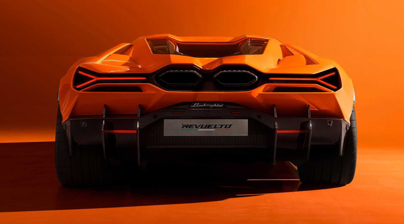 Le prime foto della nuova Lamborghini Revuelto