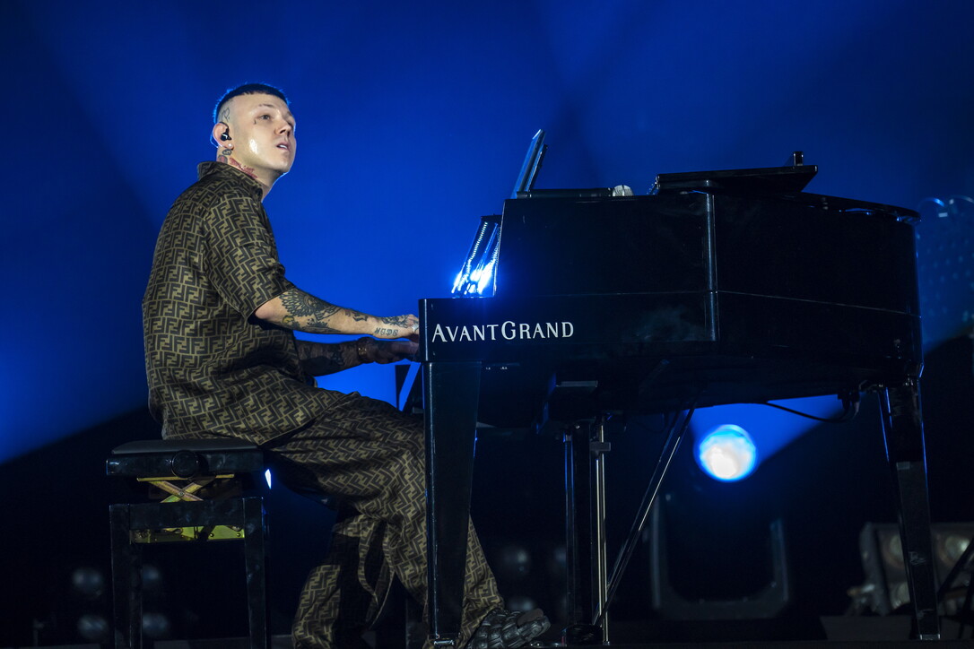 Lazza, tour sold-out: "Prima i palazzetti e poi punto all'estero"