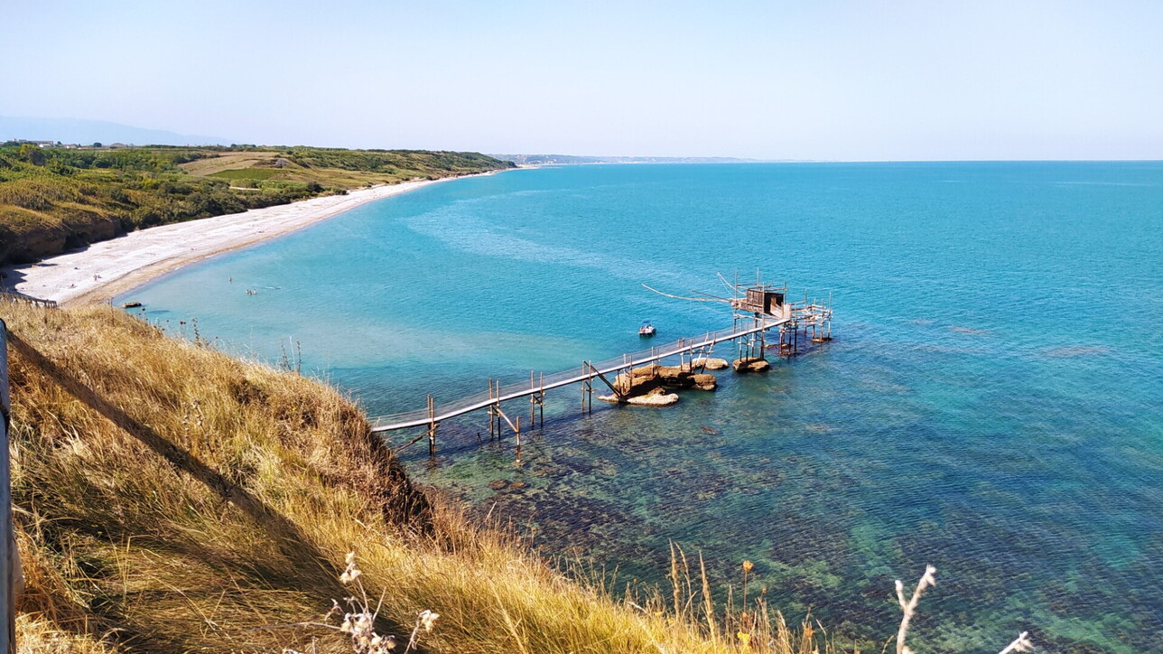 Il mare d'Abruzzo, tra spiagge dorate e calette rocciose