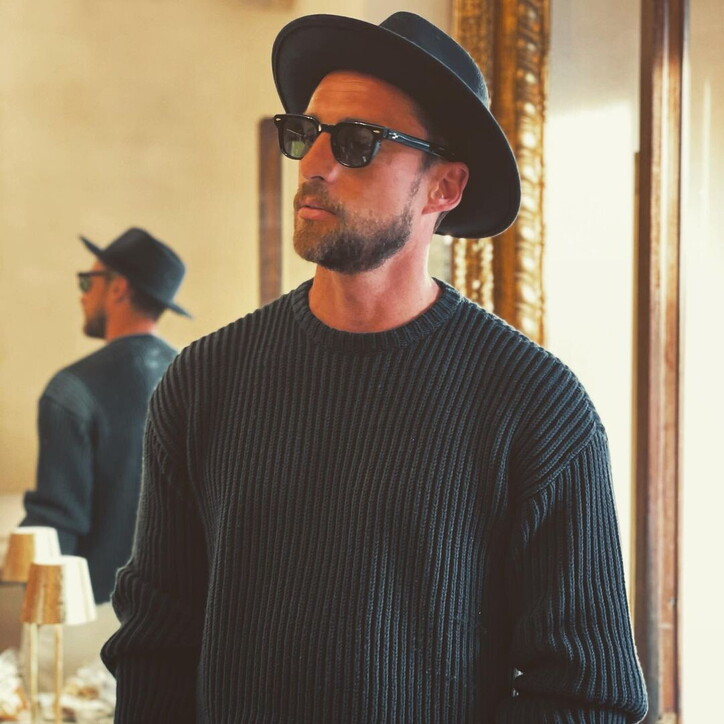 Claudio Marchisio completamente nudo sulla spiaggia