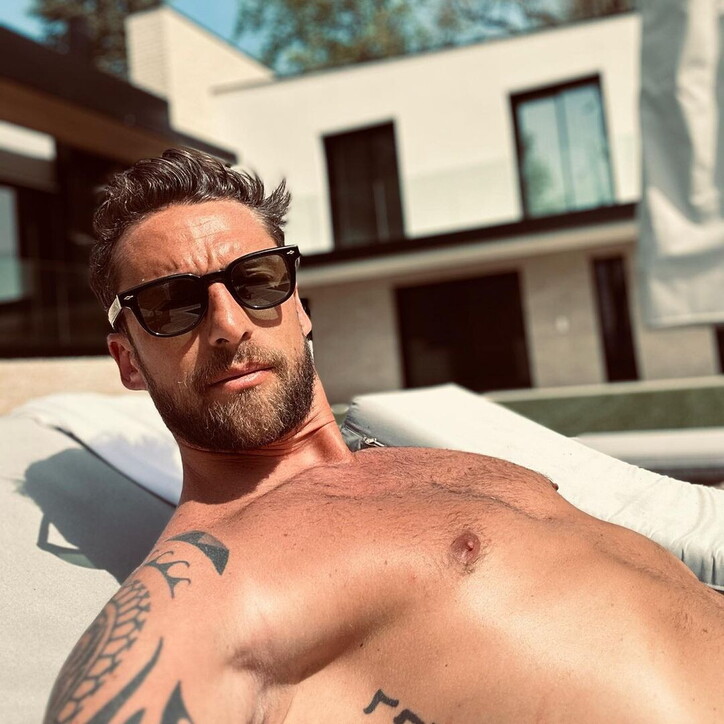 Claudio Marchisio completamente nudo sulla spiaggia