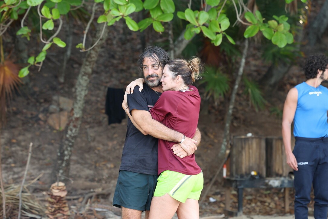 "Isola dei famosi", Mazzoli e Noise "rapiti" dalle mogli