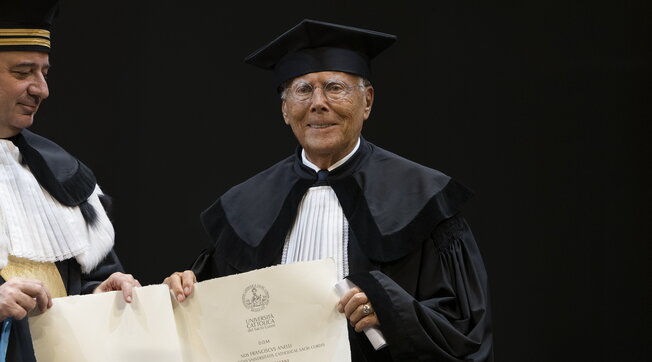 Terza laurea per Giorgio Armani: "Il lavoro vero porta lontano"