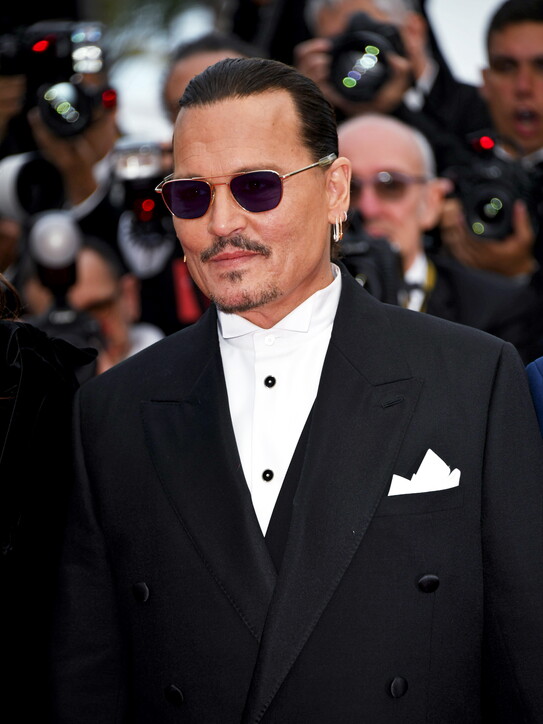 Cannes 76, Johnny Depp sul red carpet manda in tilt la Croisette