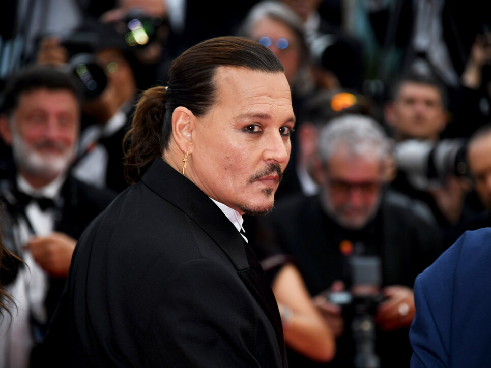 Cannes 76, Johnny Depp sul red carpet manda in tilt la Croisette