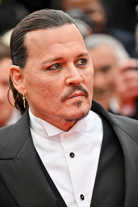 Cannes 76, Johnny Depp sul red carpet manda in tilt la Croisette