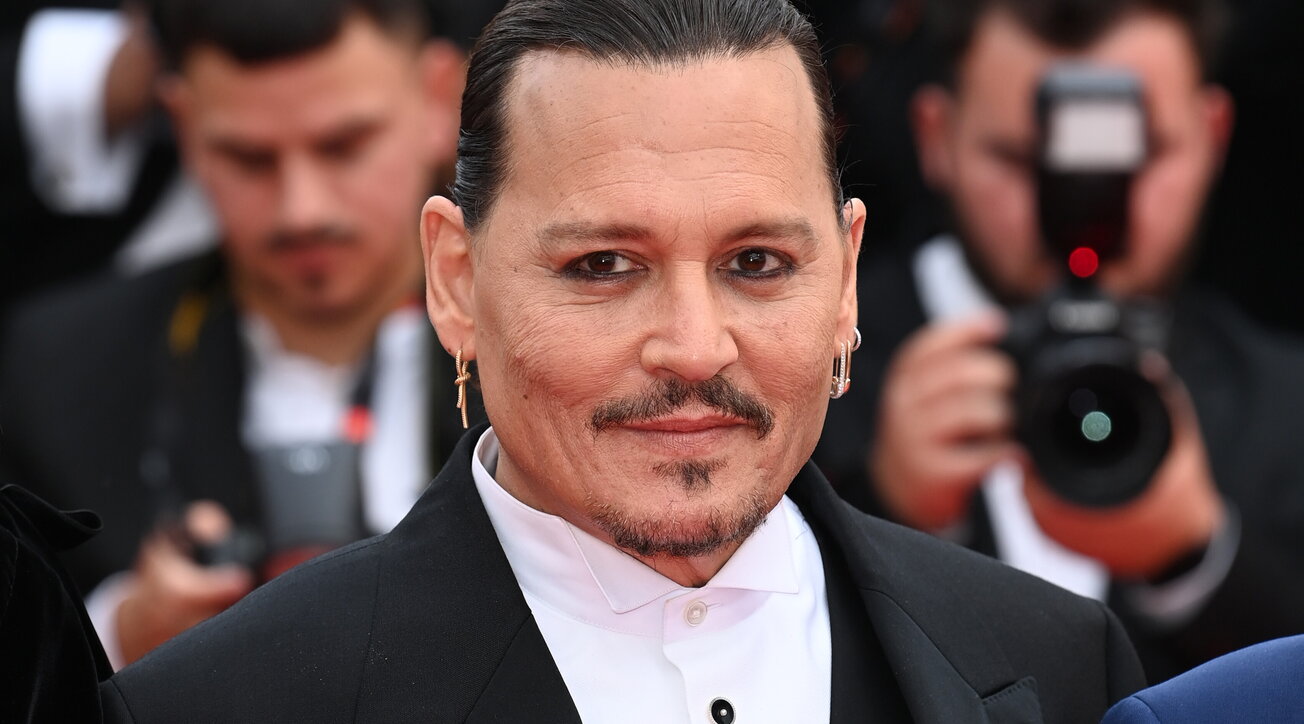 Cannes 76, Johnny Depp sul red carpet manda in tilt la Croisette