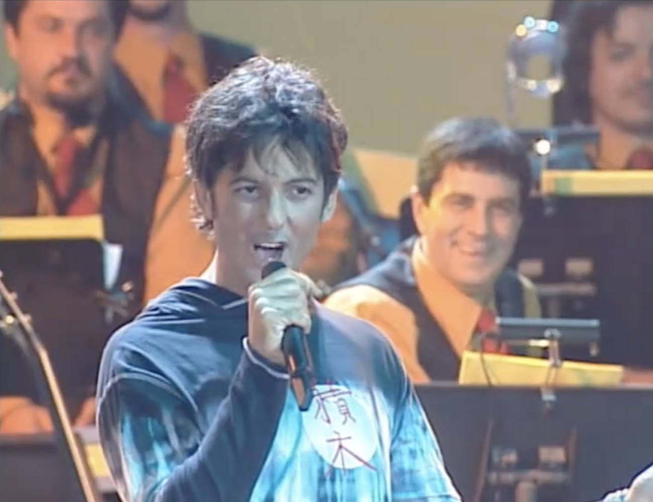 Fiorello canta "Vivere a colori" a "Un disco per l'estate" 1999
