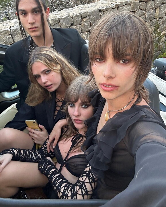 Victoria dei Maneskin, baci con la nuova fidanzata a Formentera