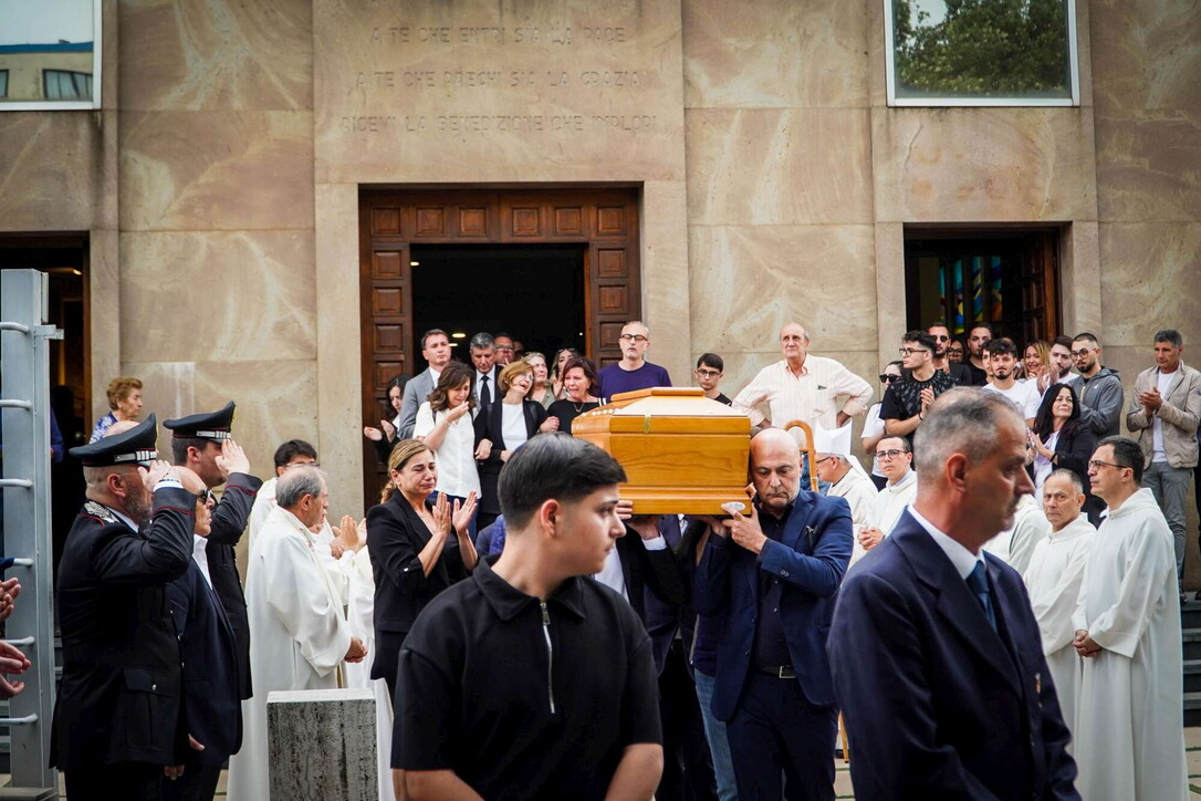 Giulia Tramontano, folla davanti alla chiesa per il funerale