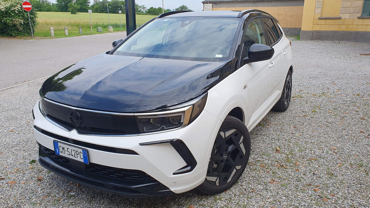 Opel Grandland GSe AT8, la sportività in formato Suv