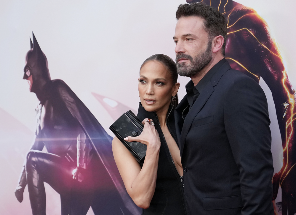 Jennifer Lopez balla e mostra le sue curve sexy al suo compleanno