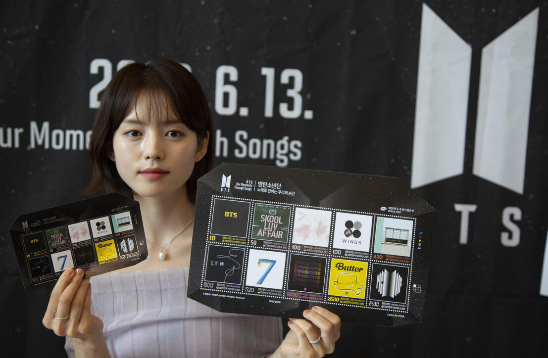 Bts compiono 10 anni, la band k-pop colora di viola Seoul