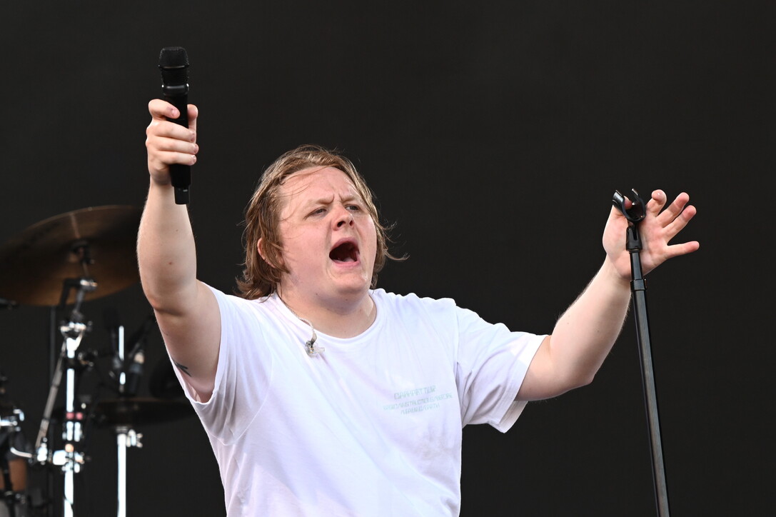 Lewis Capaldi ferma il tour: "Devo abituarmi alla malattia"