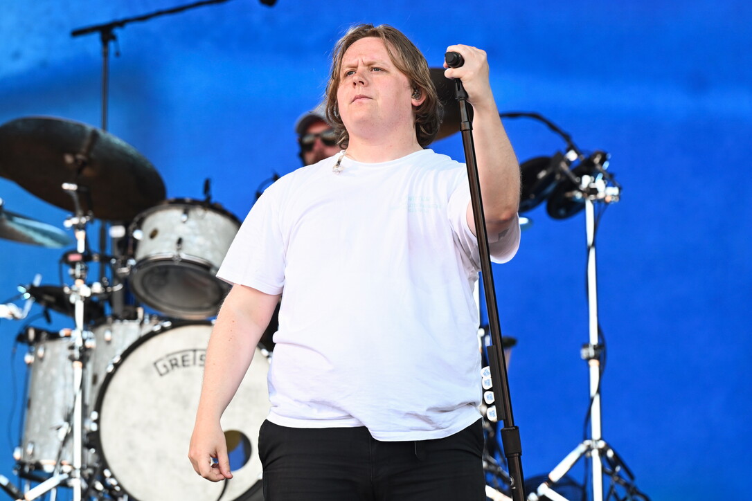 Lewis Capaldi ferma il tour: "Devo abituarmi alla malattia"