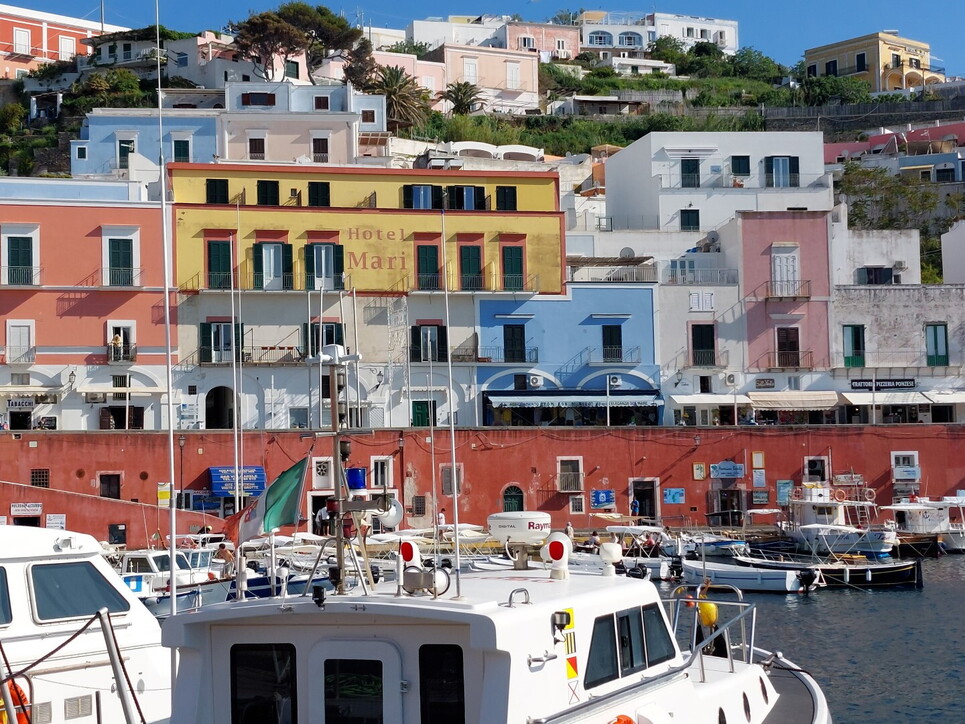 Ponza, l'isola della bellezza e del mare più magico