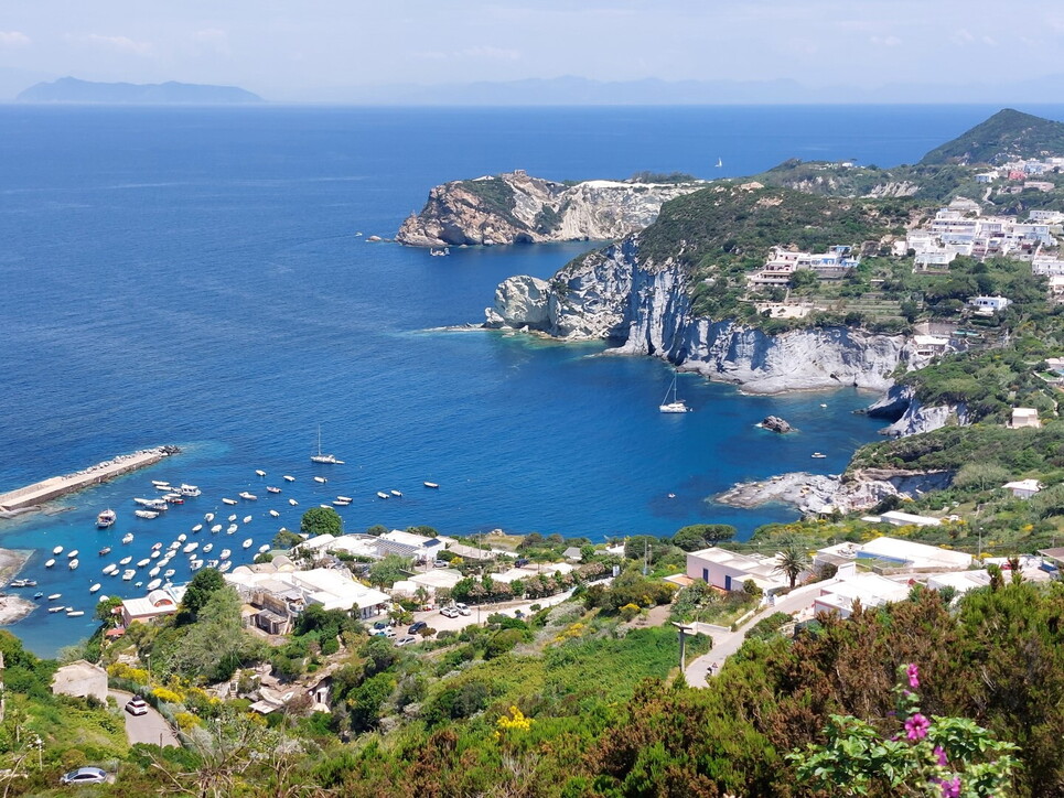 Ponza, l'isola della bellezza e del mare più magico