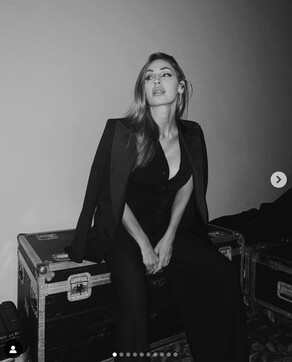 Fotogallery - Anna Tatangelo bacia mezza nuda Mattia Narducci sui social