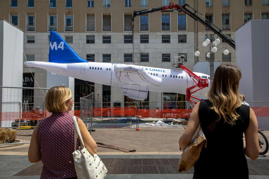 Milano, un aereo finisce in piazza San Babila: cosa è successo