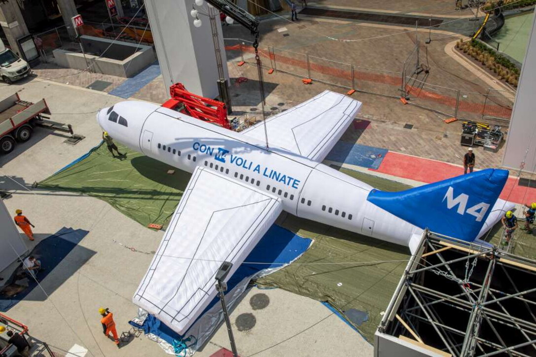 Cagliari, "aereo rattoppato con scotch": scoppia la polemica