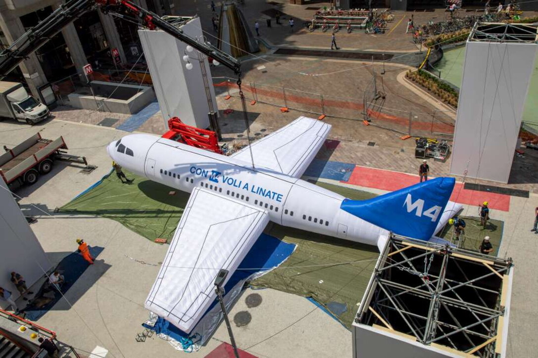 Milano, un aereo finisce in piazza San Babila: cosa è successo