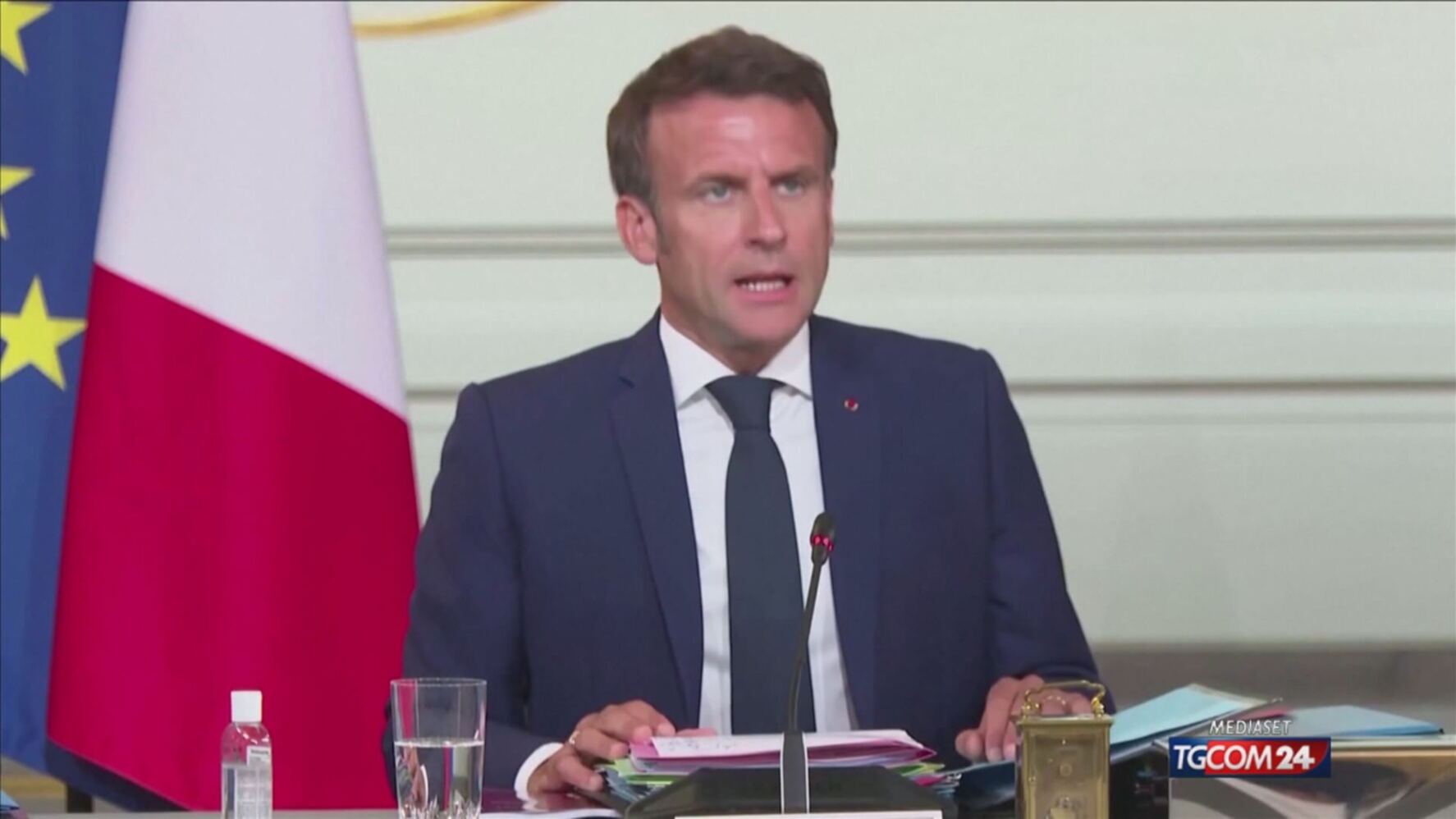 Francia, Macron promette ai sindaci "una risposta all'altezza"
