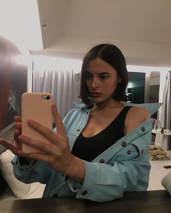 Tananai, passeggiata romantica a Milano con la fidanzata Sara