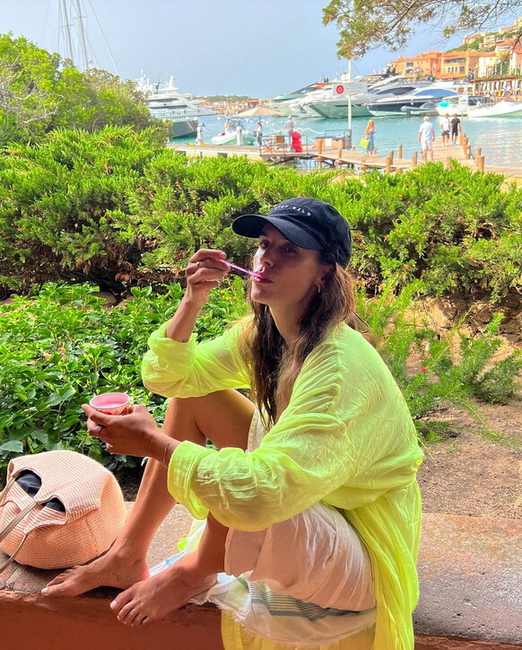 Elisabetta Canalis, sport con Georgian Cimpeanu e relax in bikini