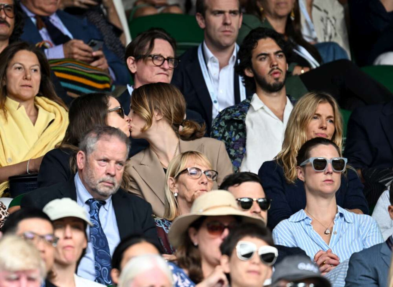 Fotogallery - Cara Delevingne e Minke, baci sugli spalti a Wimbledon