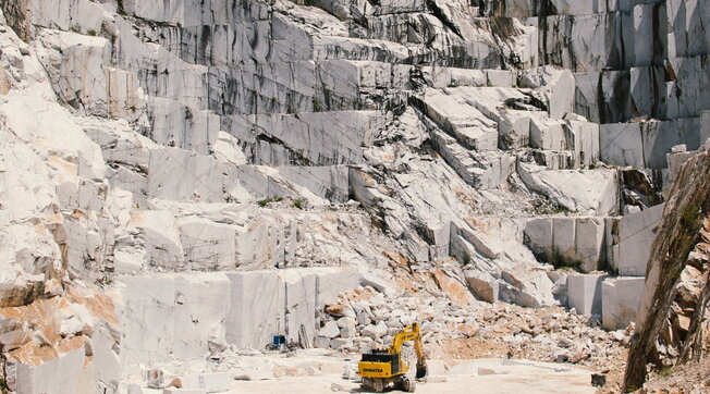 Vestiti dal marmo: sostenibilità da indossare